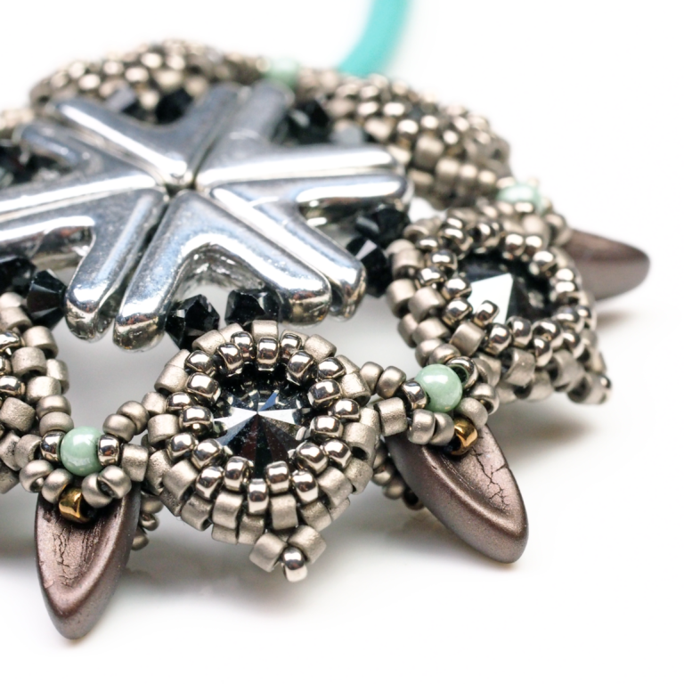 AVANTURE pendant beading tutorial - Beadingschool.com