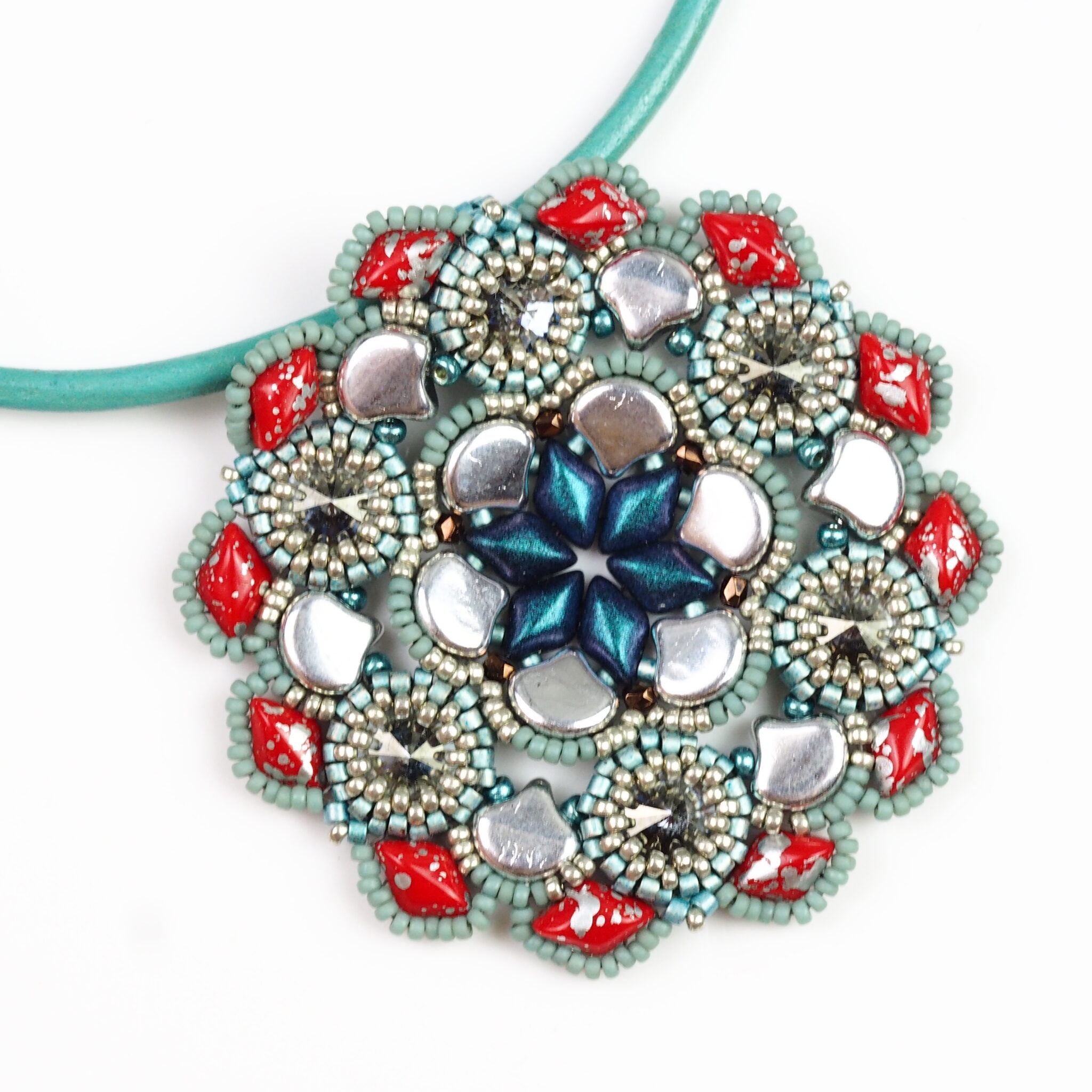 CINNAMON STAR pendant beading tutorial by Laura Embrey